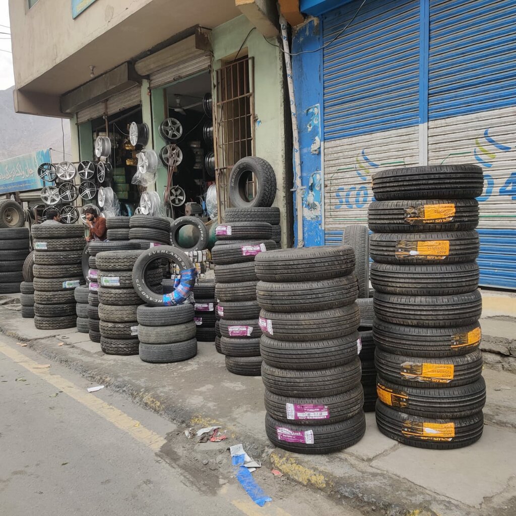 Jant ve lastikçiler Imran tyre and mazda spare parts, Karaçi, foto