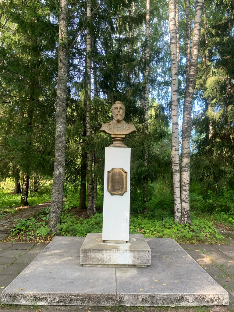 Anıt, heykel Н.В. Отроков, Kirovskaya oblastı, foto