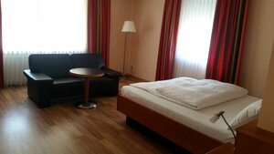 Apartment Hotel Kral (Bavaria, Erlangen, Luitpoldstraße, 77), otel  Erlangen'dan