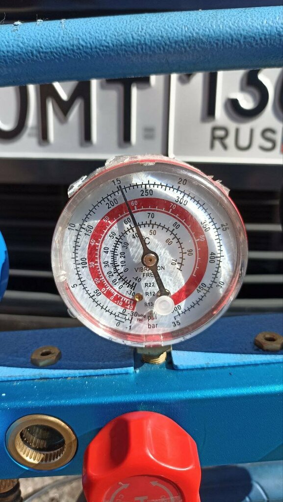 Araba klimalarının yakıt ikmali Refueling of car air conditioners, Voronej, foto