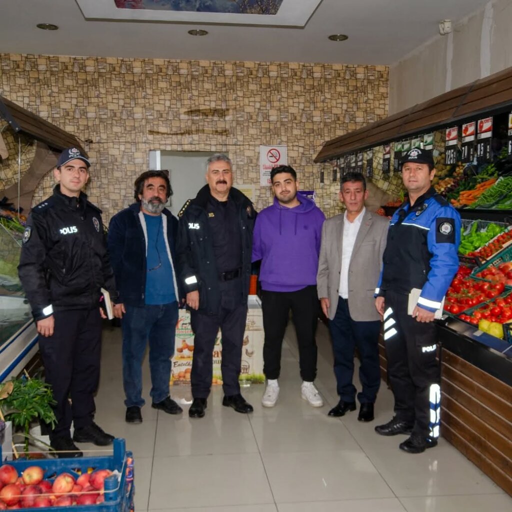 Manavlar Manav Extra, Manisa, foto