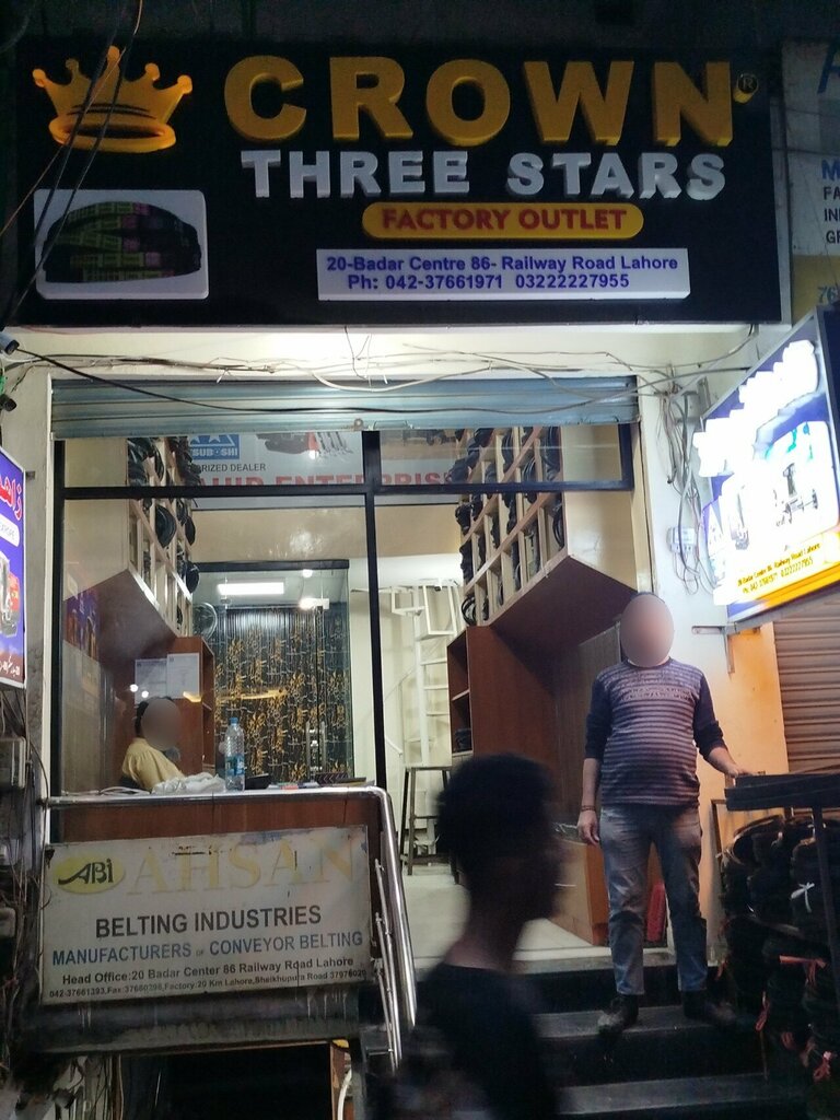 Otomobil yedek parçaları Crown Three Stars, Lahor, foto