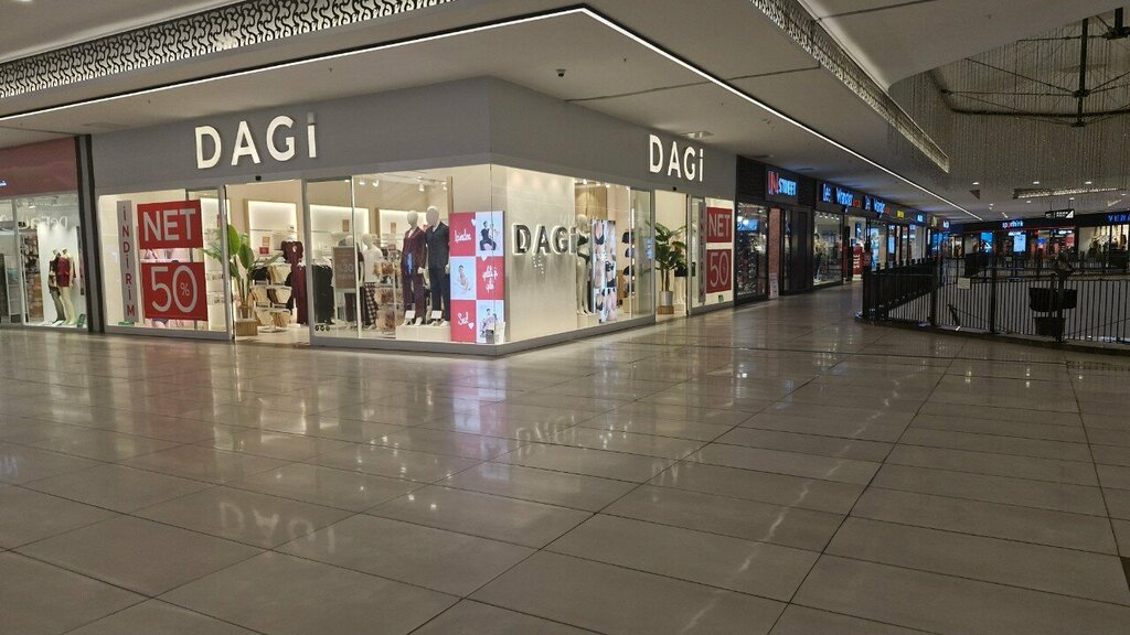 Giyim mağazası Dagi, İzmir, foto