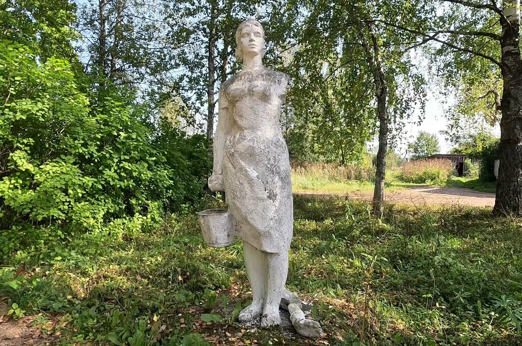 Park, sokak heykeli Доярка и тракторист, Smolenskaya oblastı, foto