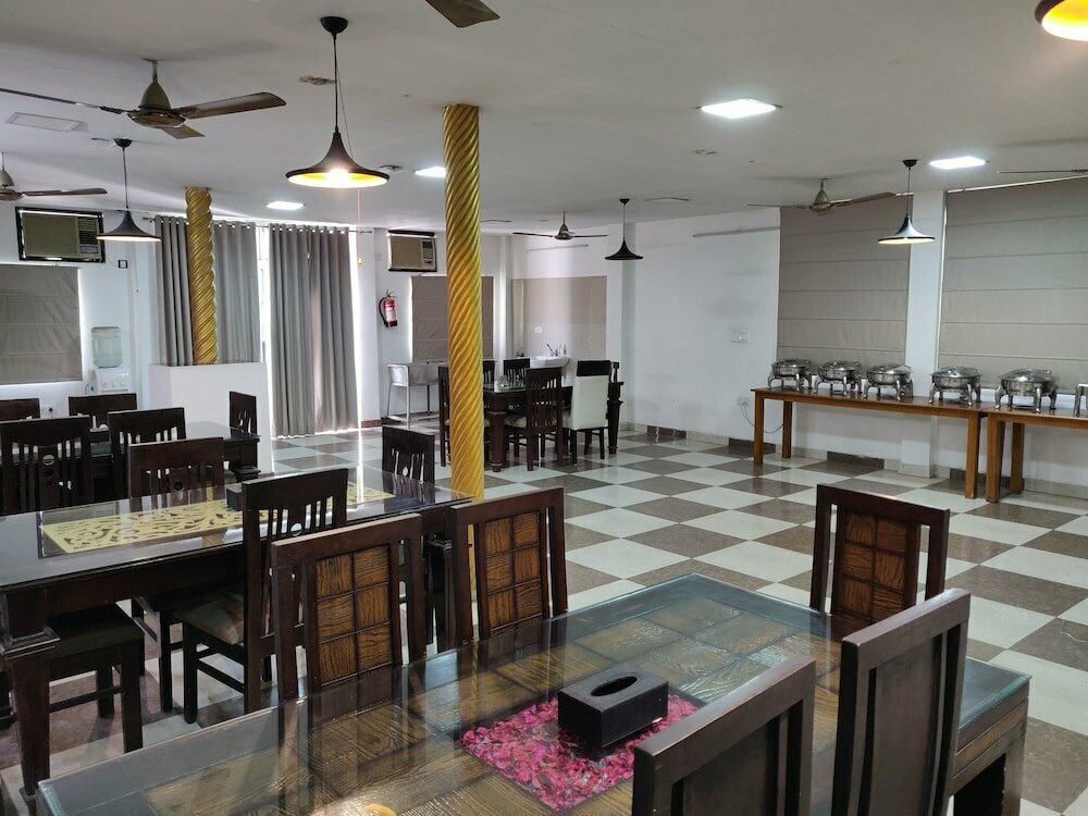Otel Collection O 50154 Sangvi Palace, , foto