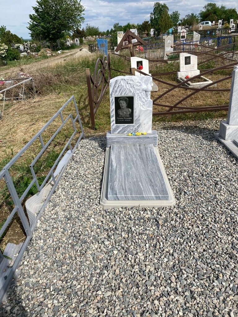 Heykel ve mezarlık taşı üreticileri Dom kamnya, Nevinnomissk, foto