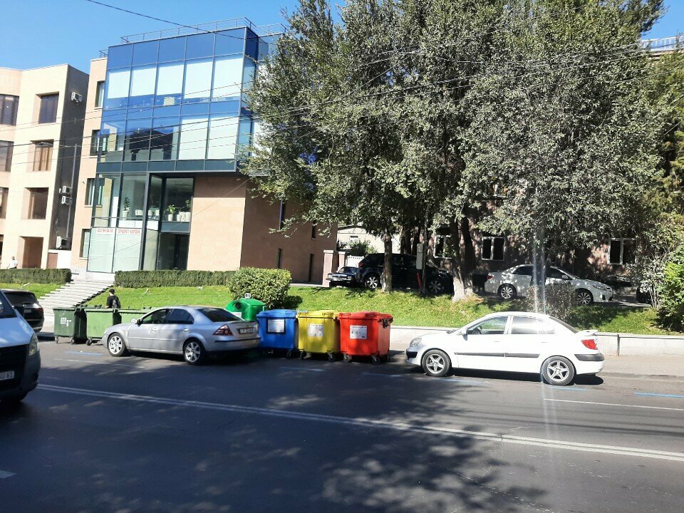 Ayrı çöp toplama noktası Waste sorting, Erivan, foto