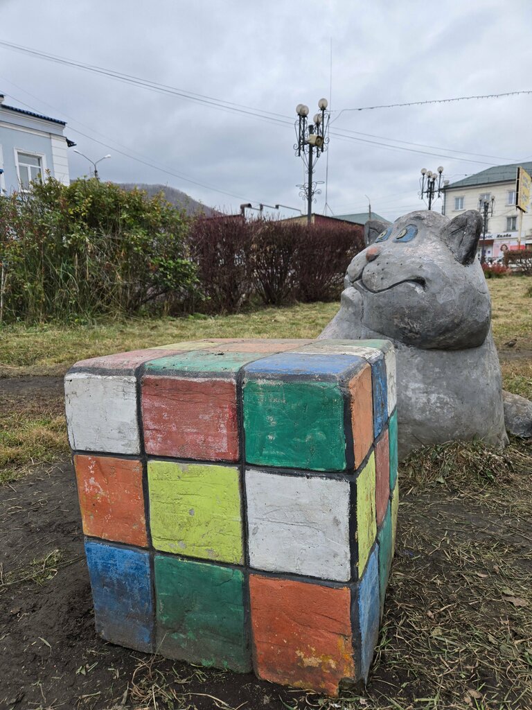 Park, sokak heykeli Кот и кубик, Sljudyanka, foto