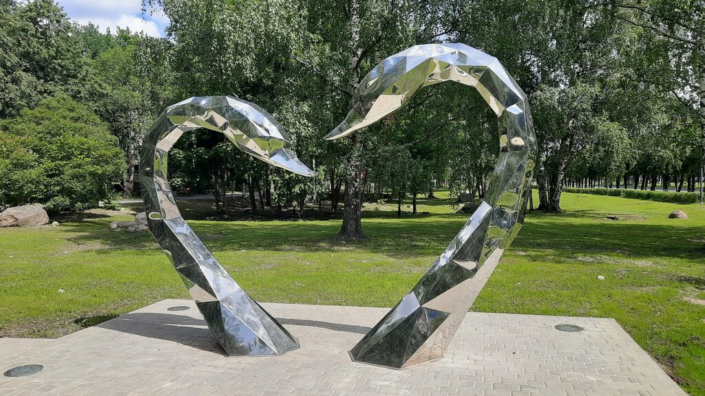 Park, sokak heykeli Лебеди, Sosnoviy Bor, foto