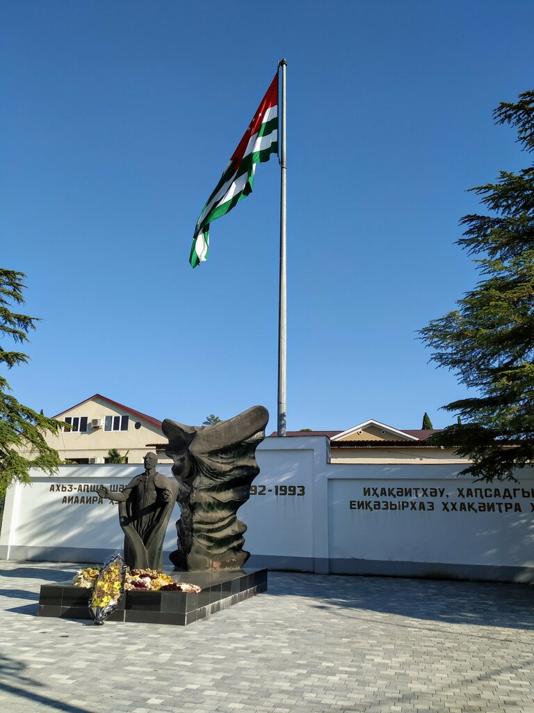 Park, sokak heykeli Памятник Нестору Апполоновичу Лакобе, Gudauta, foto