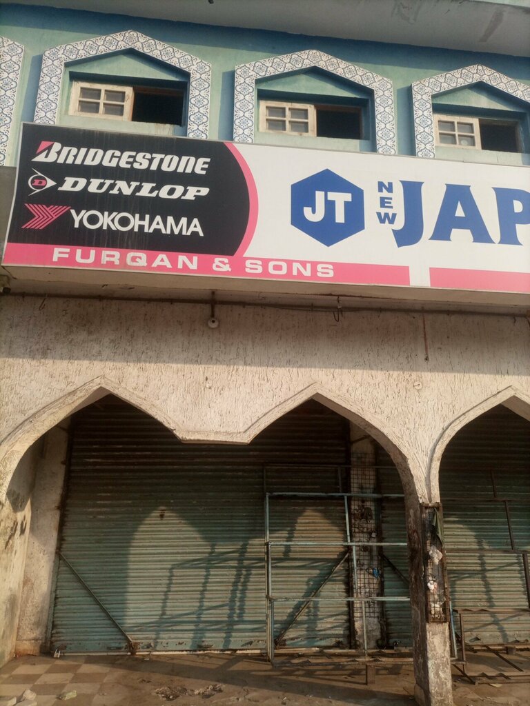 Jant ve lastikçiler Furqan and sons, Karaçi, foto