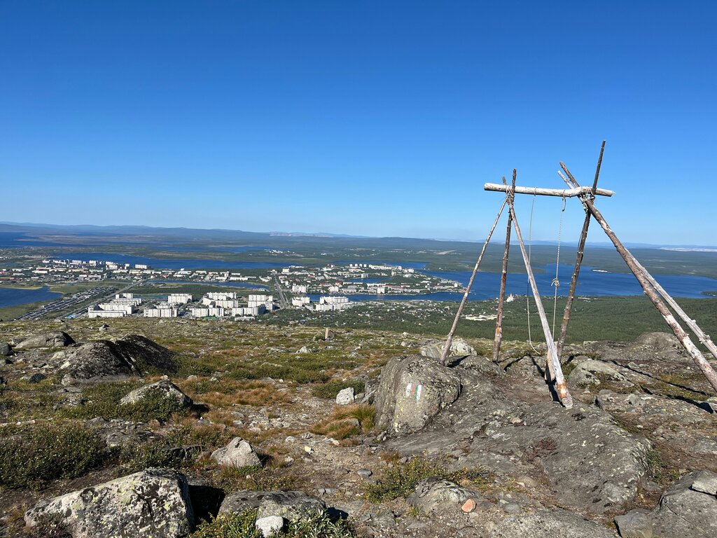 Dağ zirvesi Mount Nyudayvenchor 465 metres, Murmanskaya oblastı, foto