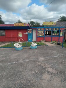 У дяди Миши (Shosseynaya ulitsa No:28, derevnya Nasva), kafe  Pskovskaya oblastından