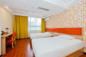 Home Inn Chongqing Lianglukou Station (Chongqing, Line 3, Lianglukou metro station), otel  Chongqing'den