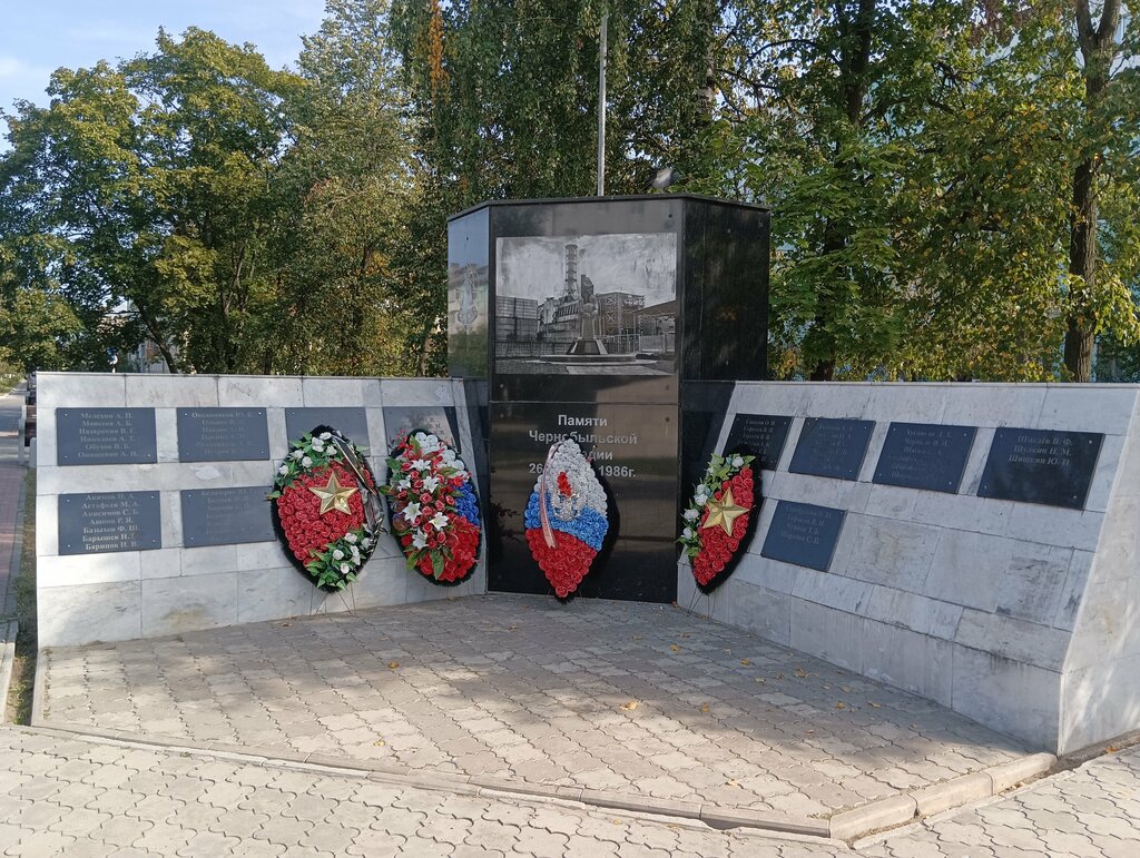 Anıt, heykel Чернобыльской трагедии, Dzerjinsk, foto