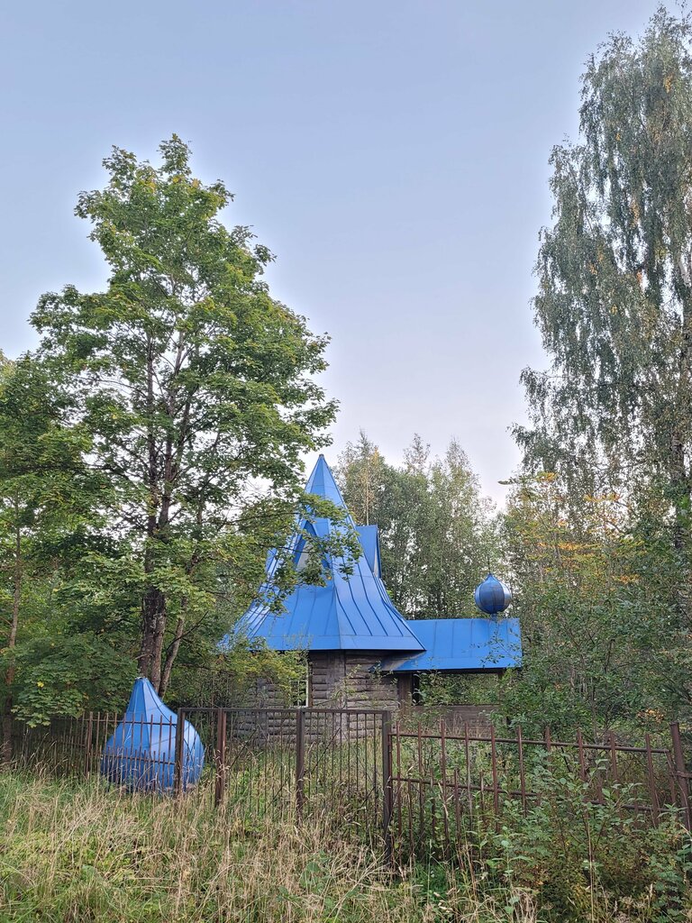 Şapel, haç anıtı Chasovnya Nikolaya Chudotvortsa V Daymishche, Saint‑Petersburg ve Leningradskaya oblastı, foto