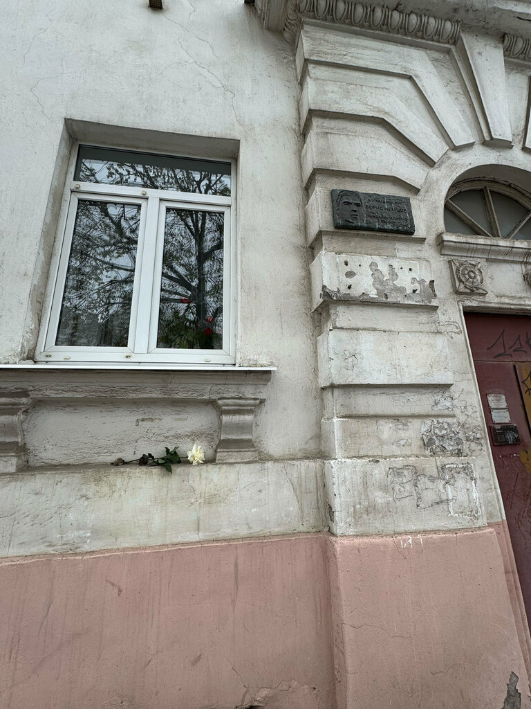 Anıt levhası, anıt taş В этом доме жил Борис Ефимович Немцов, Yaroslavl, foto