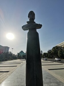 Statue of cosmonaut Vladimir Aleksandrovich Dzhanibekov (Tashkent, Afrosiyob Street), turistik yerler  Taşkent'ten