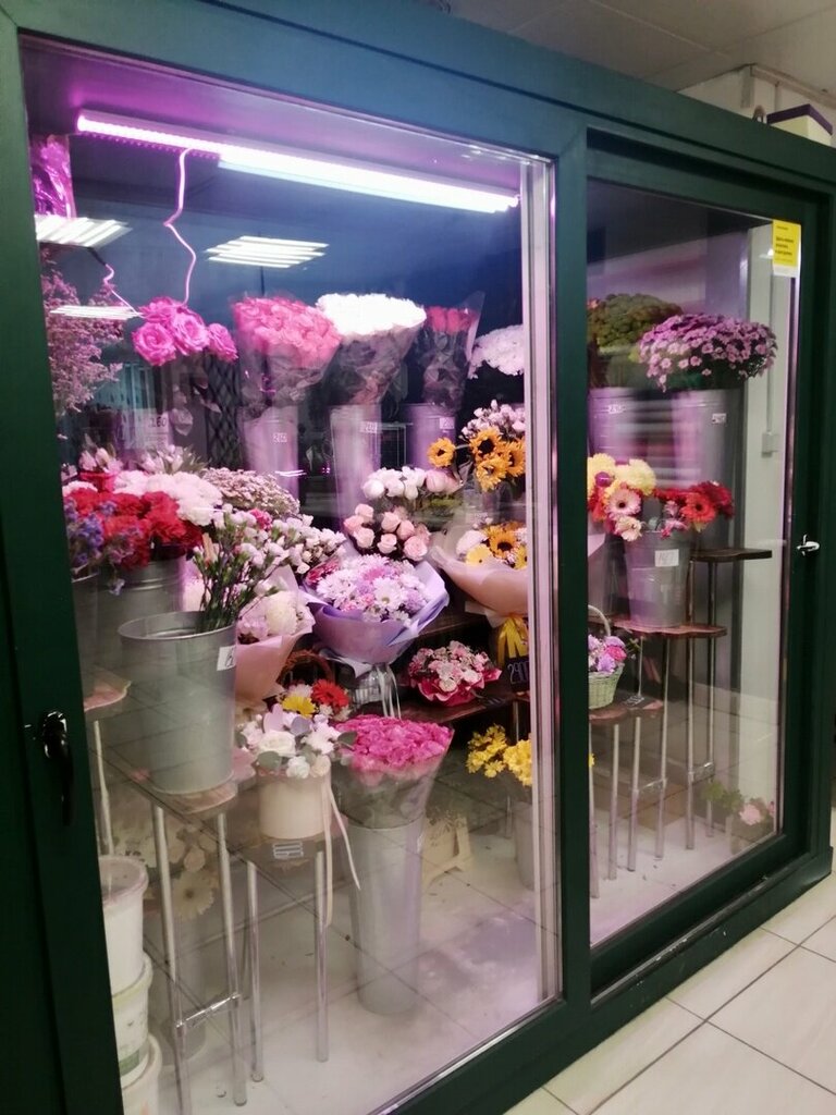 Çiçekçiler Çiçekler Ve Toplar, Volokolamsk, foto