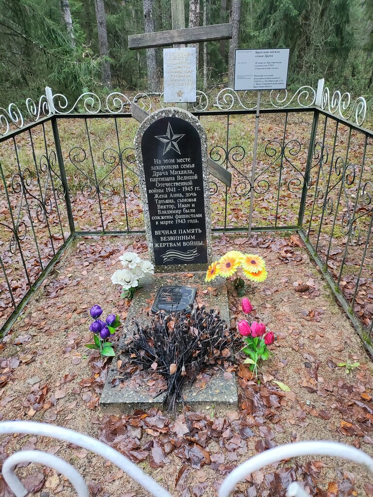 Anıt, heykel Братская могила, Brestskaya oblastı, foto