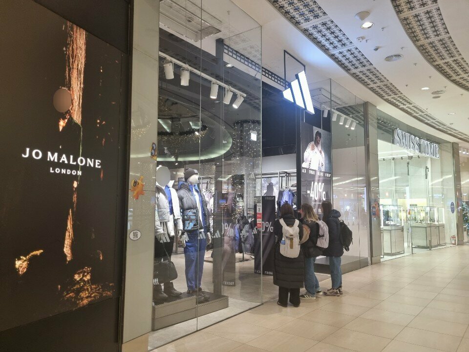 Spor giyim ve ayakkabı Adidas, Almatı, foto