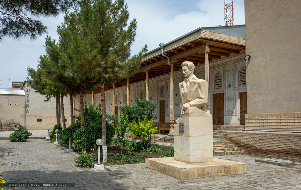 Anıt, heykel F. Hocayev, Buhara, foto