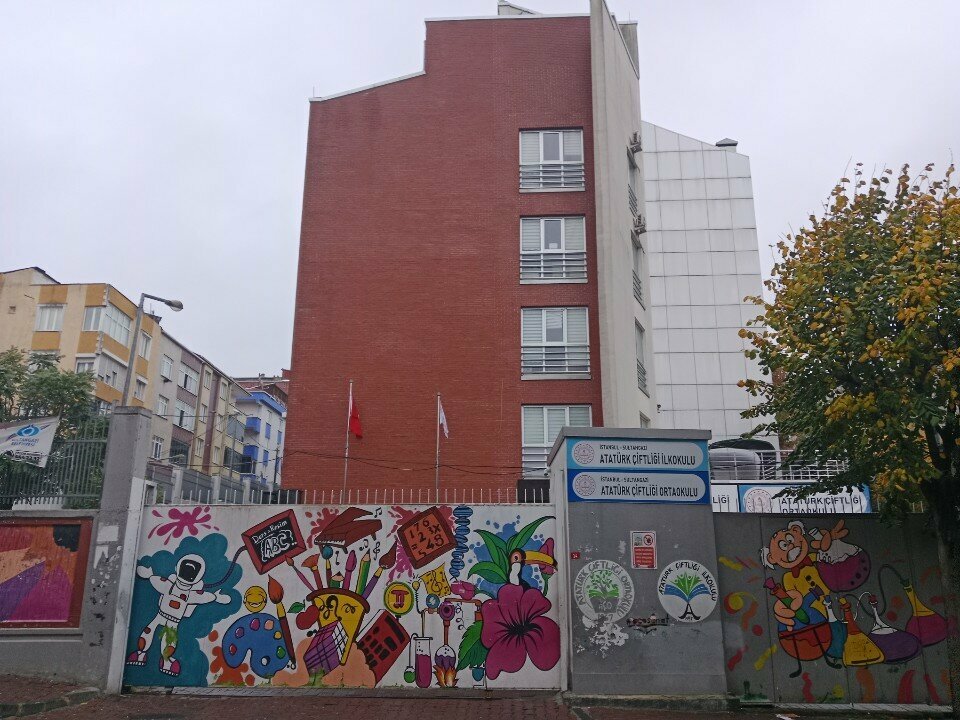 Ortaokul Atatürk Çiftliği Ortaokulu, İstanbul, foto