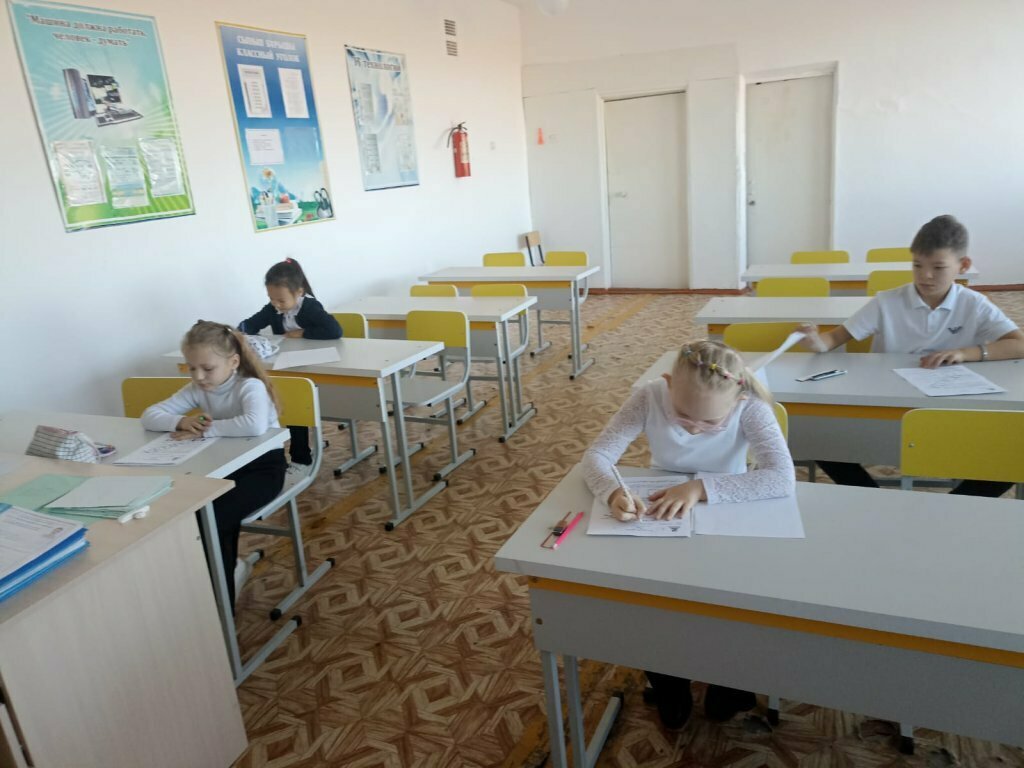 Ortaokul Dolomitovskaya Secondary School No. 2, Akmola eyaleti, foto