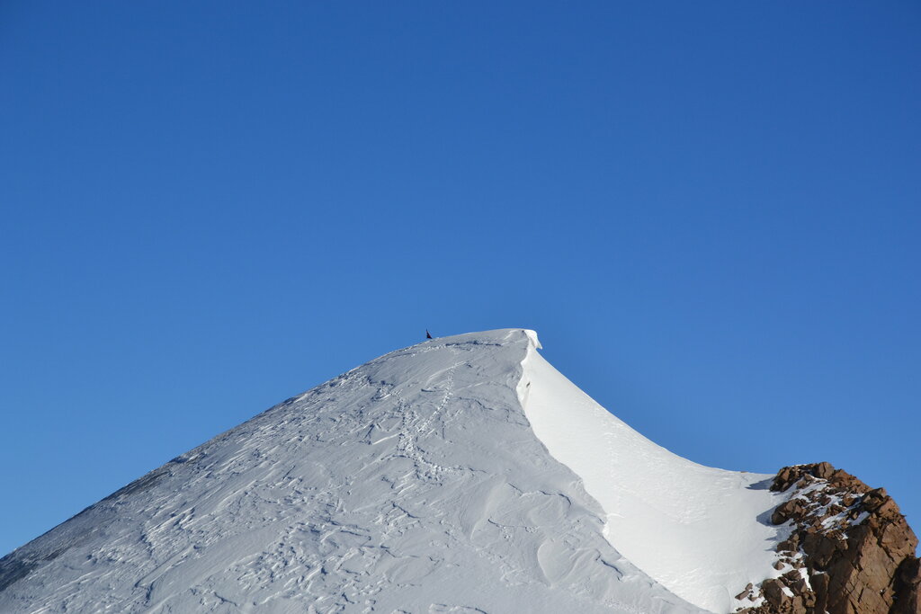 Dağ zirvesi Peak Karltau 4170 Meters, Almatı eyaleti, foto