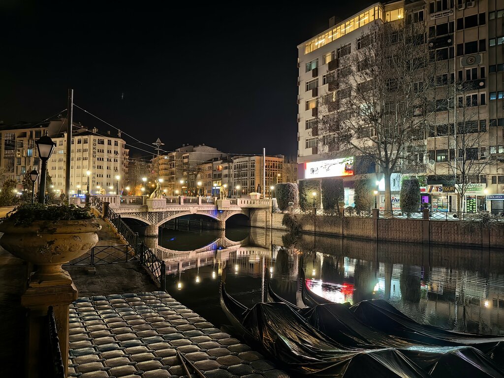 Park, sokak heykeli Cengiz Topel Heykeli, Eskişehir, foto