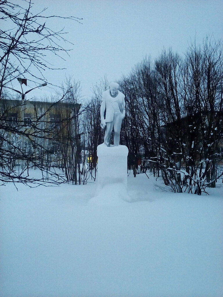 Anıt, heykel В.И. Ленин, Zapolyarni, foto