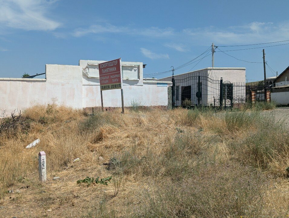 Heykel ve mezarlık taşı üreticileri Monuments, Taraz, foto