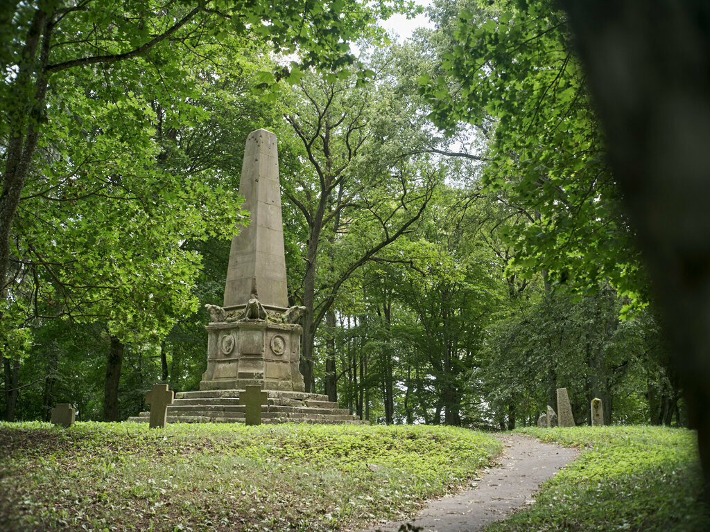 Ünlü kişilerin mezarları Памятник героям франко-прусской войны 1870-1871, Kaliningradskaya oblastı, foto