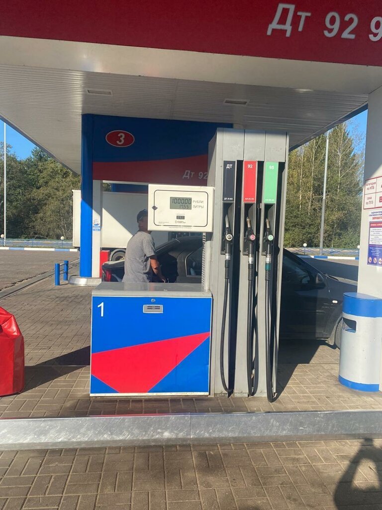 Benzin istasyonu Surgutneftegas, Toropets, foto