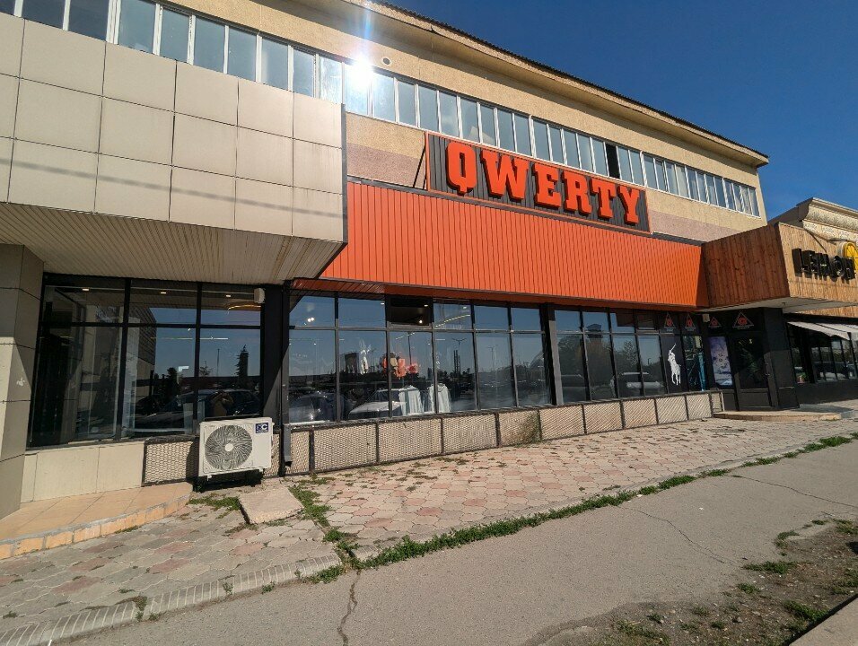 Spor giyim ve ayakkabı Qwerty, Taraz, foto