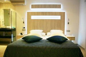 Hotel Vistabella (Carrer Roses No:26, municipio de Hospitalet de Llobregat), otel