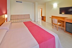 Hotel Montemar Maritim (Comunidad Autònoma de Cataluña, Provincia de Barcelona, Avenida Mar, 5), otel  Santa Susana'dan