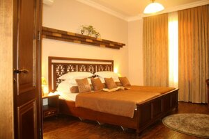 Platan (Mironshoh Mirzo ko'chasi No:13), otel  Semerkant'tan