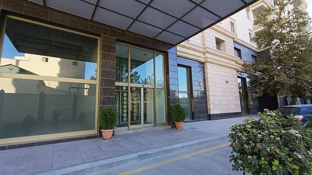 Emlak ofisi Saatli bina, Bakü, foto