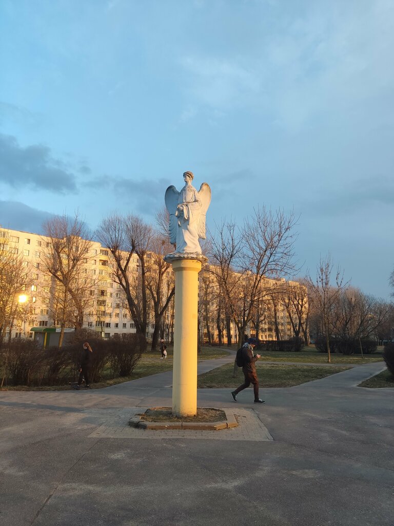 Park, sokak heykeli Архангел Михаил, Minsk, foto