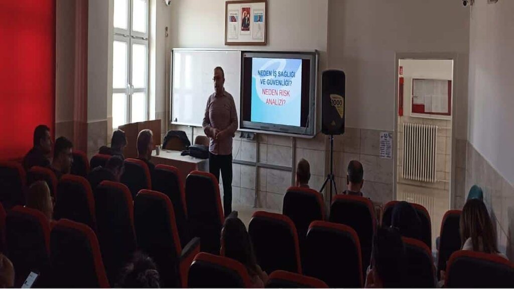 Mesleki ve teknik anadolu lisesi Hüdavend Hatun Mesleki Ve Teknik Anadolu Lisesi, Niğde, foto