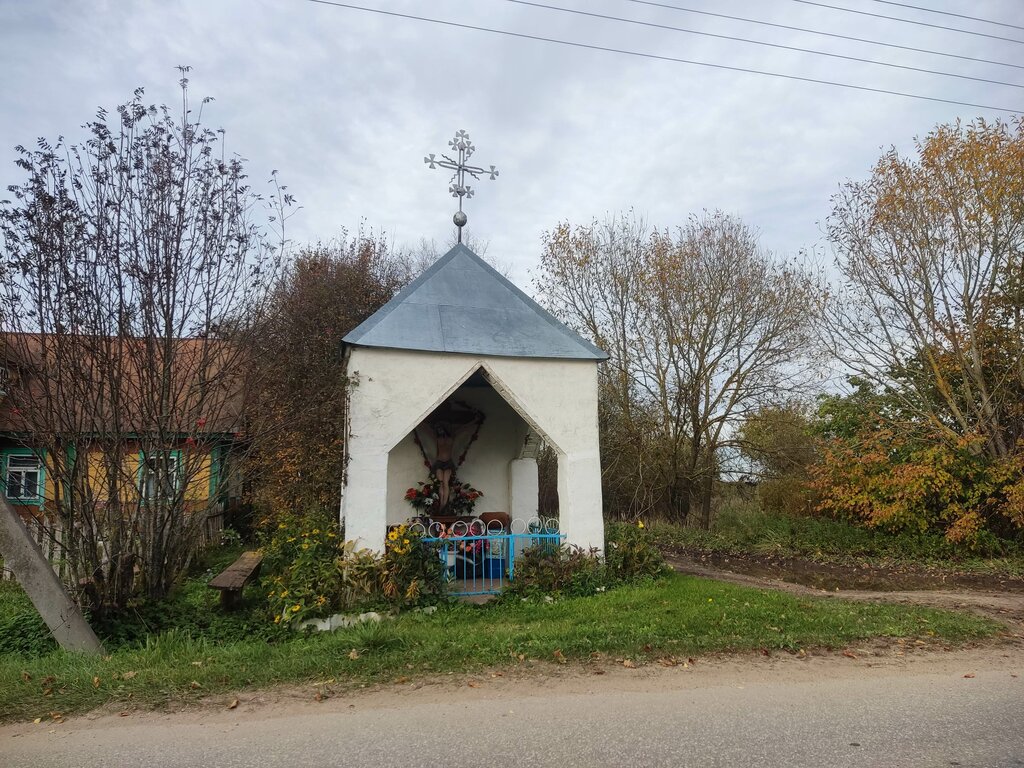 Şapel, haç anıtı Придорожная часовня, Grodnenskaya oblastı, foto