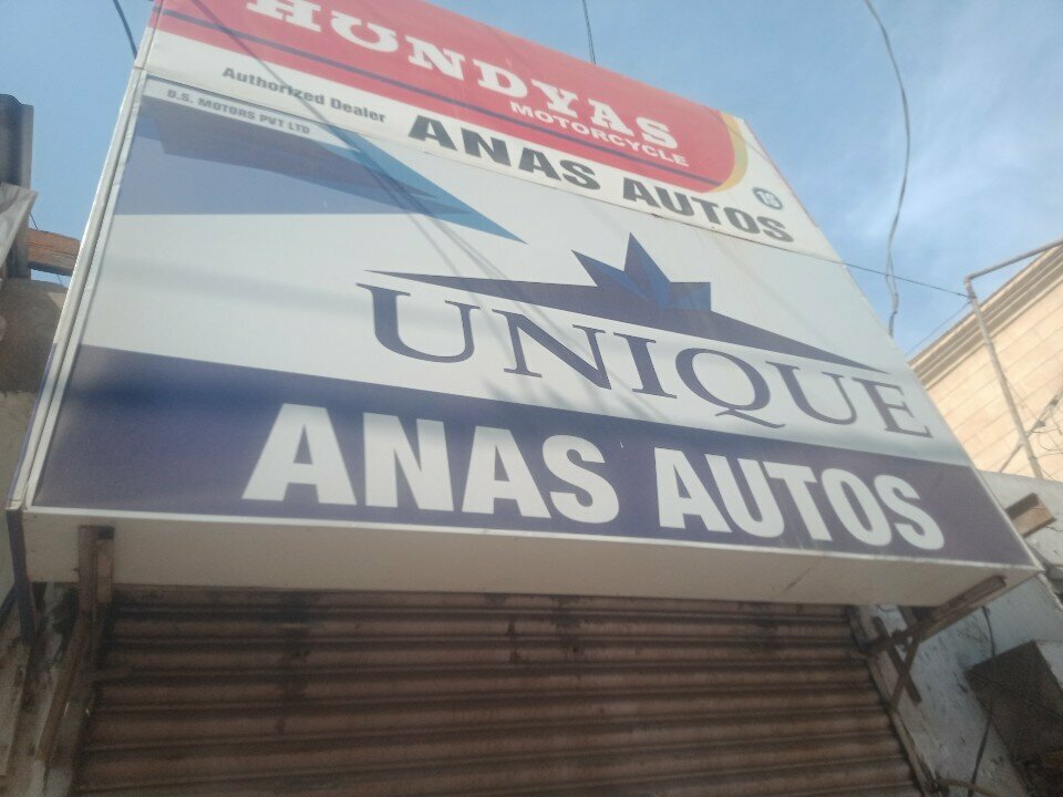 Jant ve lastikçiler Anas autos, Karaçi, foto