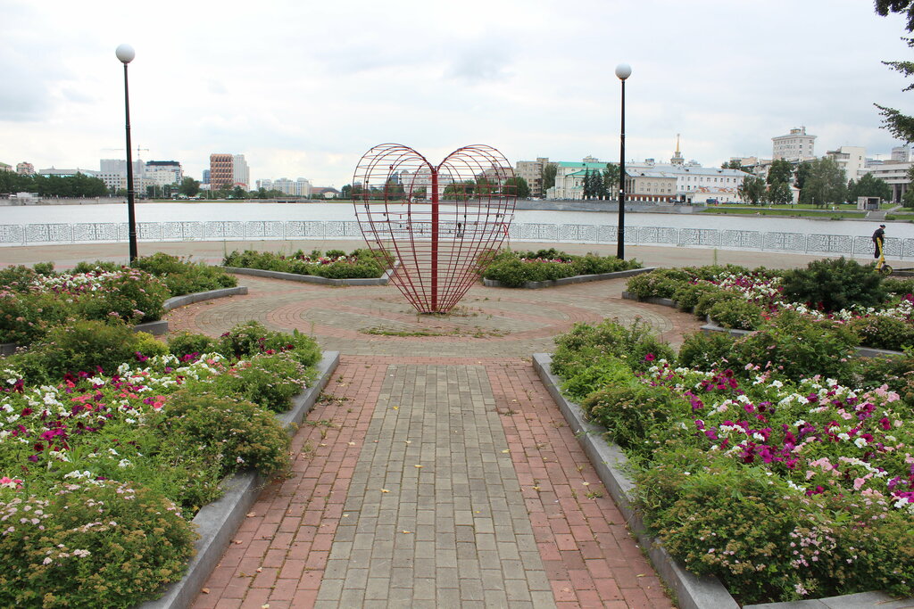 Park, sokak heykeli Сердце, Yekaterinburg, foto