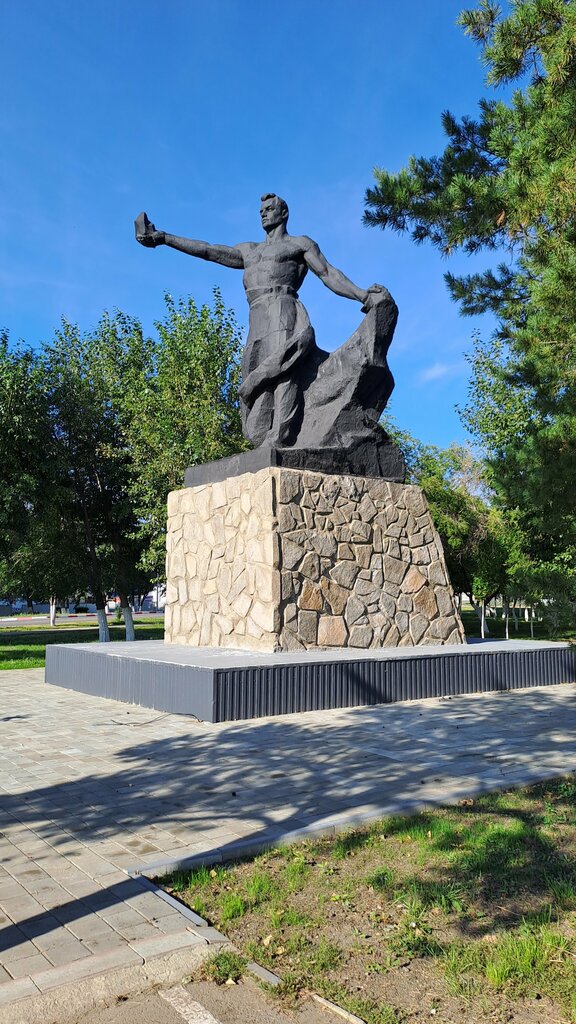 Park, sokak heykeli Gornyak, Rudny, foto