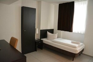 Mosel Hotel Frankfurt (Moselstraße No:52, Frankfurt am Main), otel  Frankfurt am Main'den
