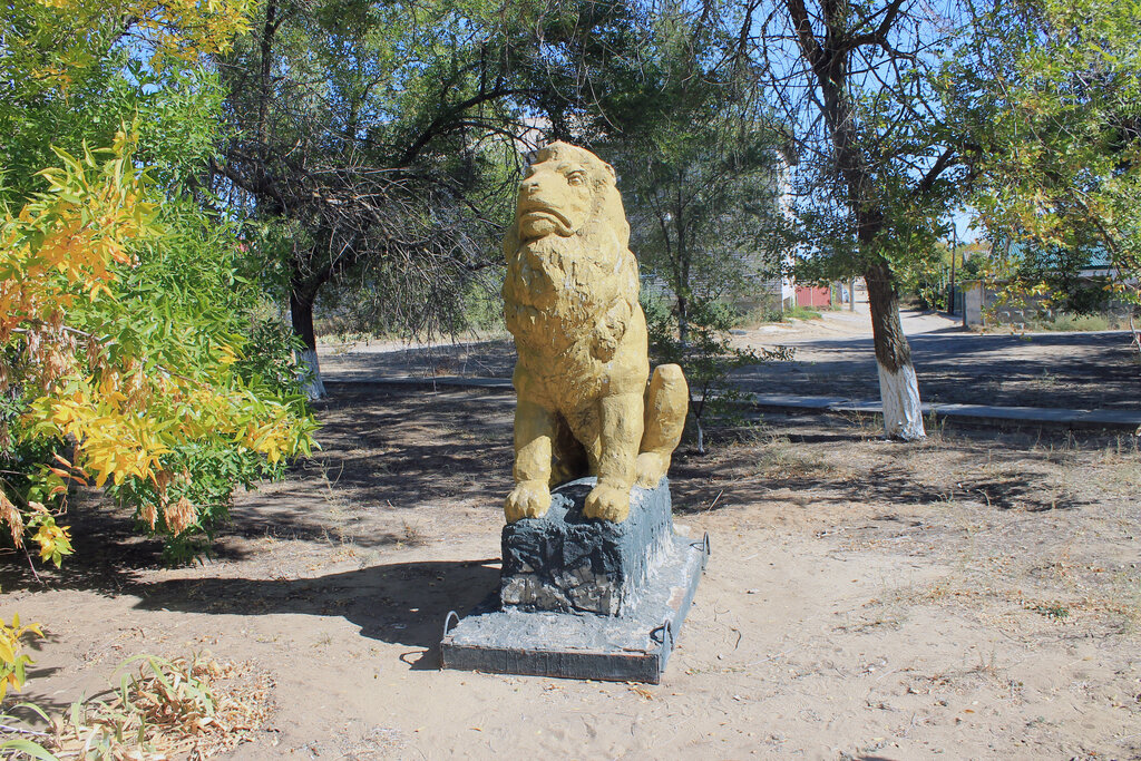 Park, sokak heykeli Лев, Surovikino, foto