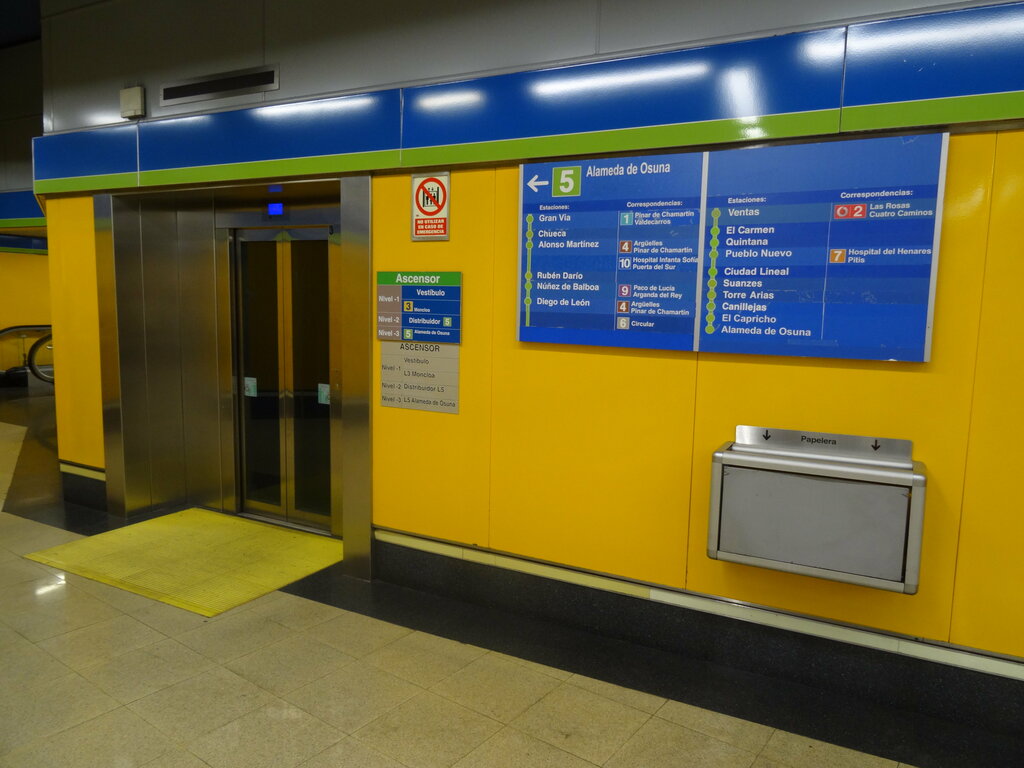 Metro istasyonu Estación de Callao, Madrid, foto