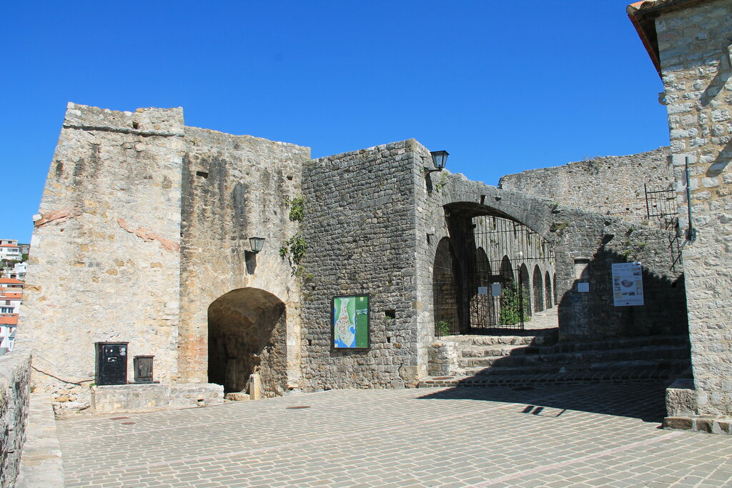 Müzeler ve sanat galerileri башня Балшича и археологический музей в церкви-мечети Св. Марии, Ulcinj (Ülgün), foto