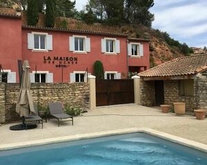 La Maison des Ocres (Provence-Alpes-Côte d'Azur, Vaucluse, Arrondissement d'Apt, Roussillon, Route de Gordes), otel